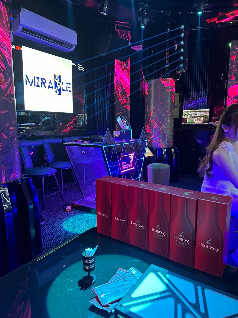 RICHY7 CLUB | BISTRO | SPA | POOL PARTY